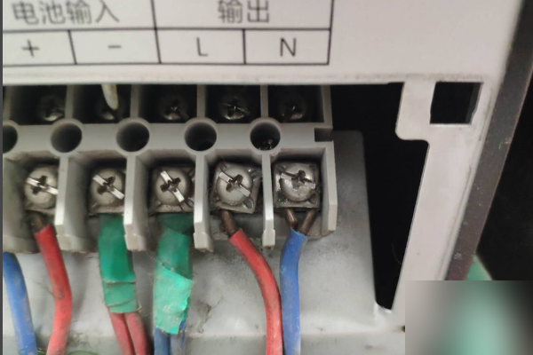 News - How to connect the UPS battery？